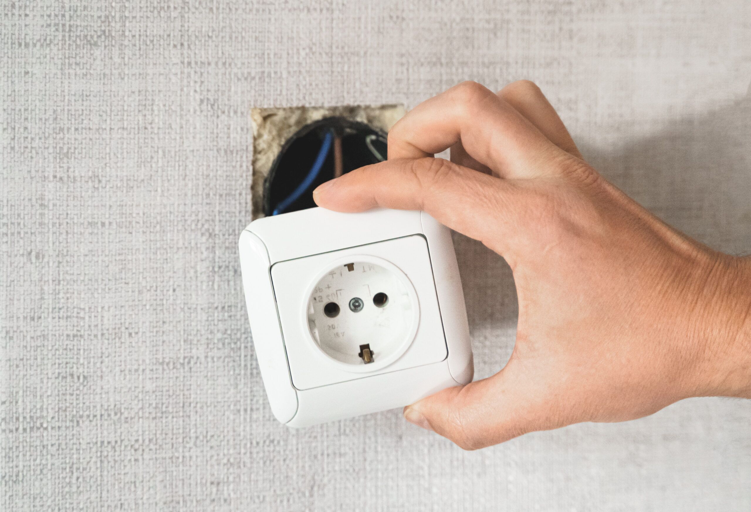 How Are FPL Electrical Boxes Attached to Houses in Florida